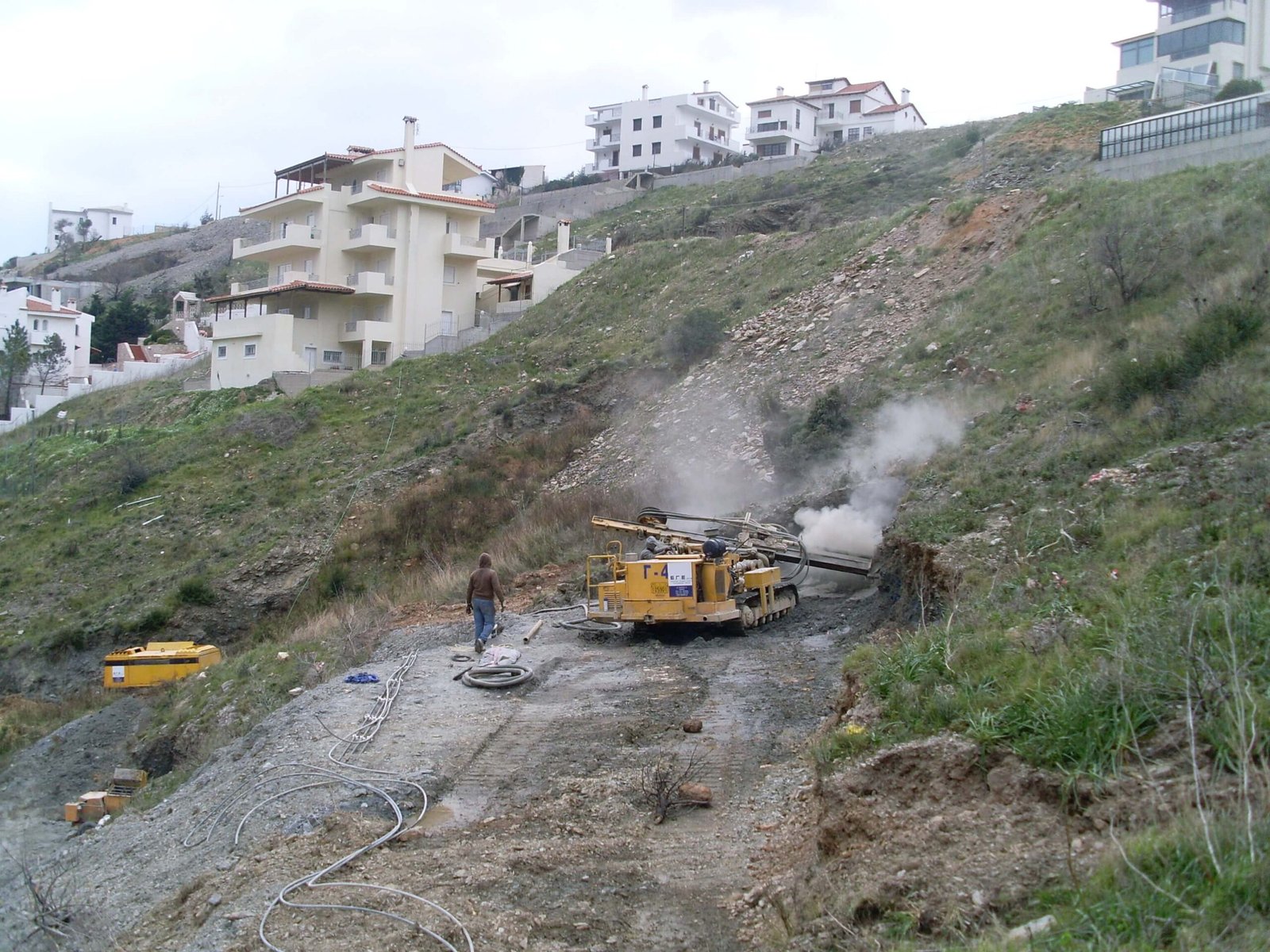 Soil reinforcement and load bearing construction - niron.gr